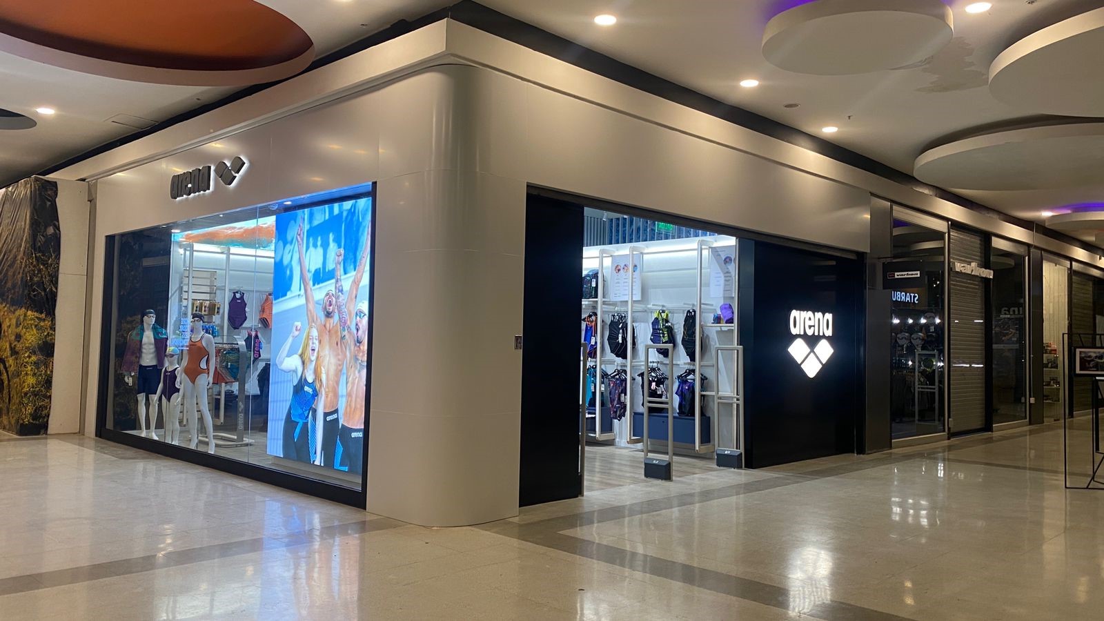 Abren en Mall Sport la tienda de Arena - Más allá del Rosa