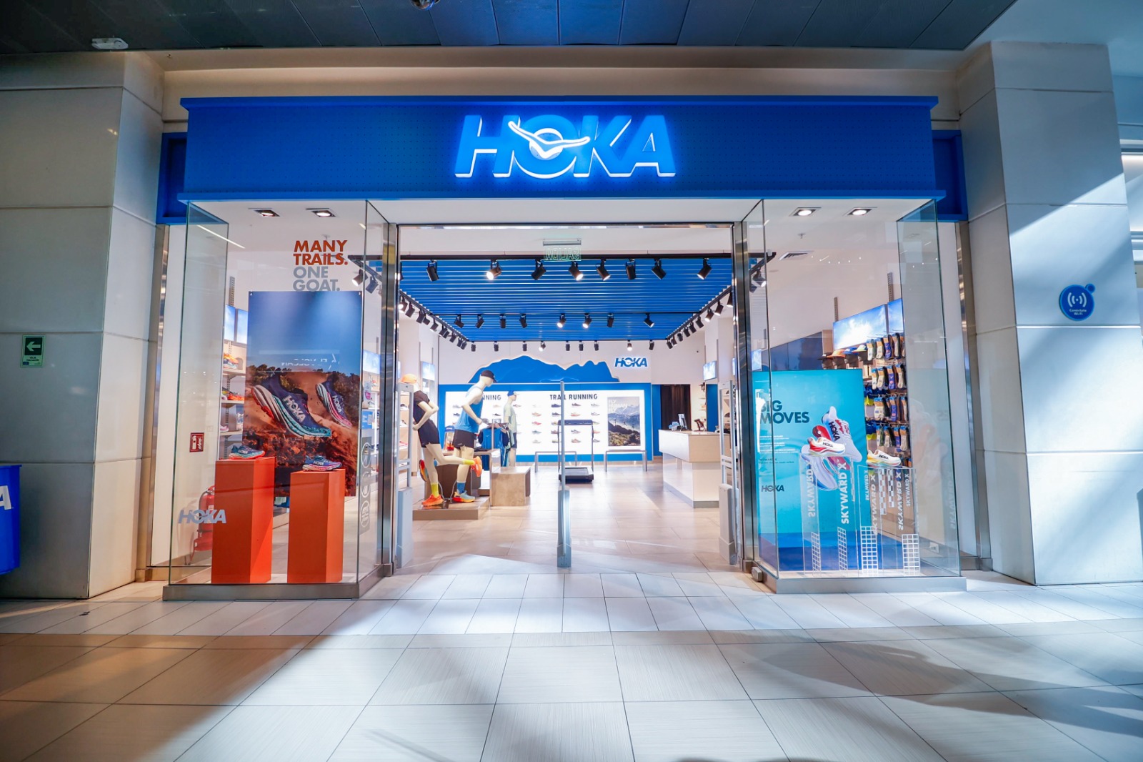 HOKA inaugura su primera tienda física en Chile - Más allá del Rosa